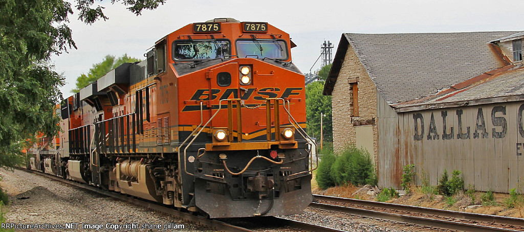BNSF 7875 leads this Eb stack train past Dallas city lumber co.